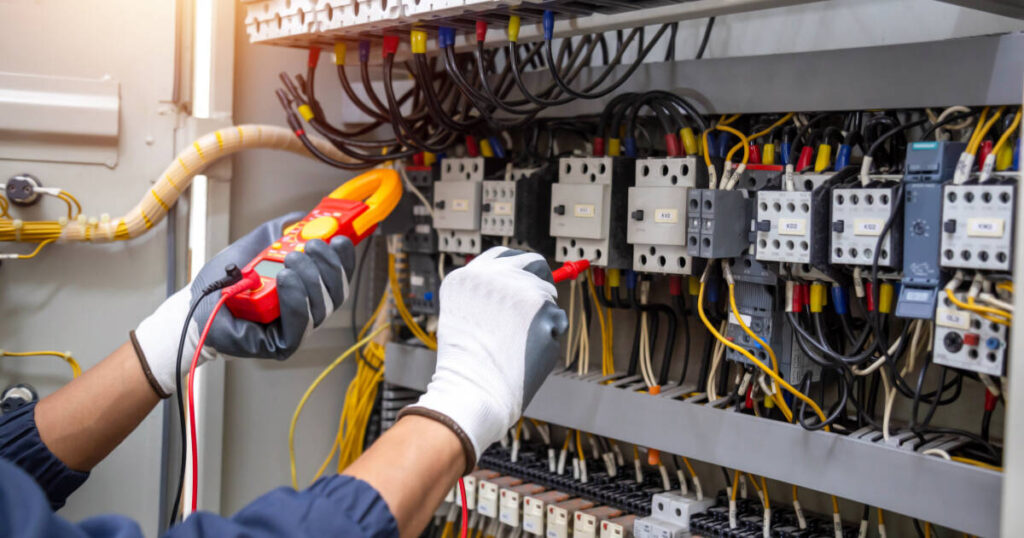 What does a Electrical Engineer do? How to Become One.