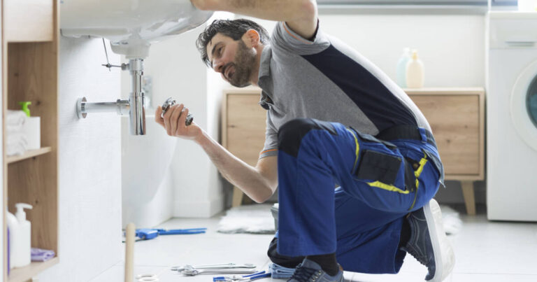 What does a Plumber do? How to become a Plumber?